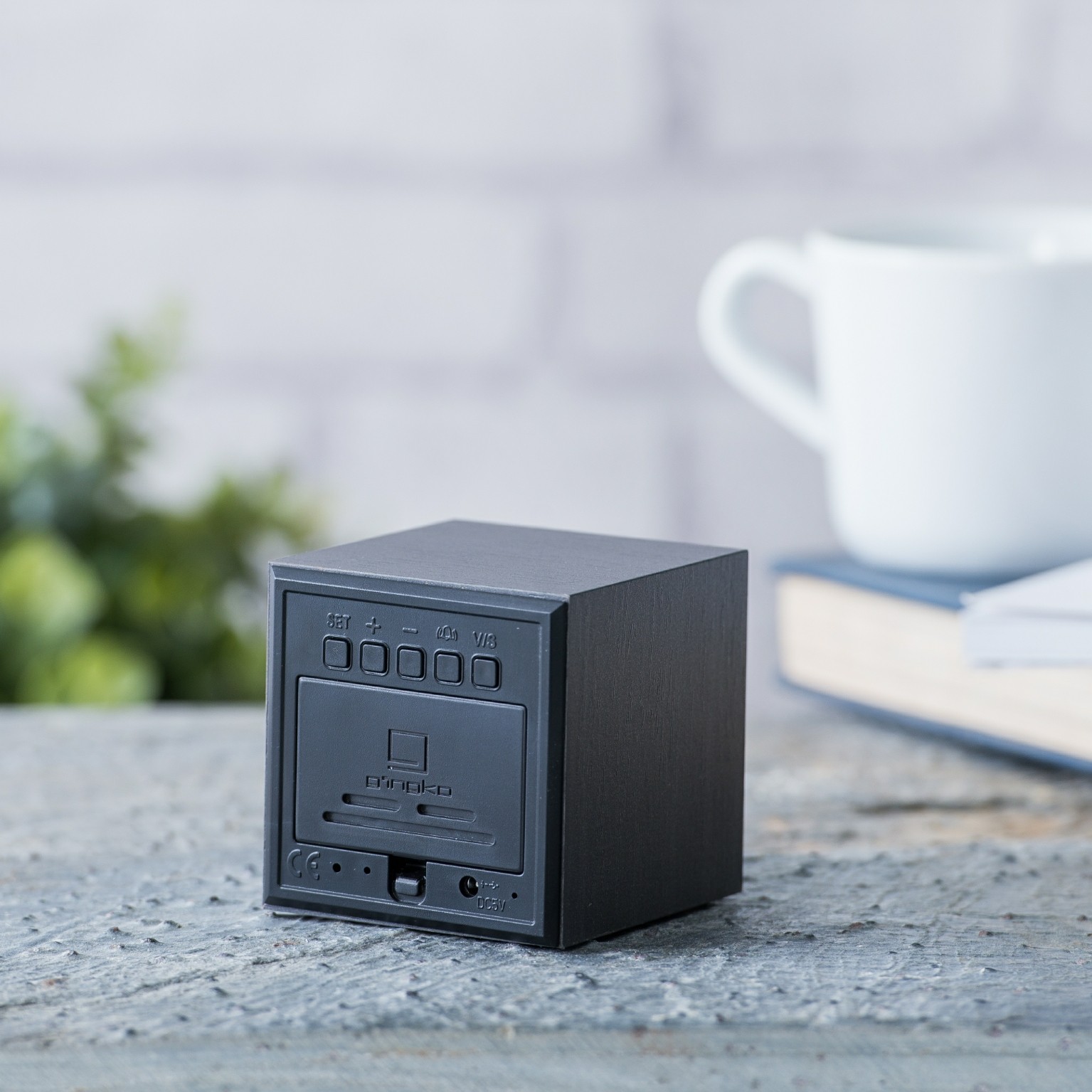 GINGKO Часовник с термометър “CUBE“ - черно дърво със сини цифри